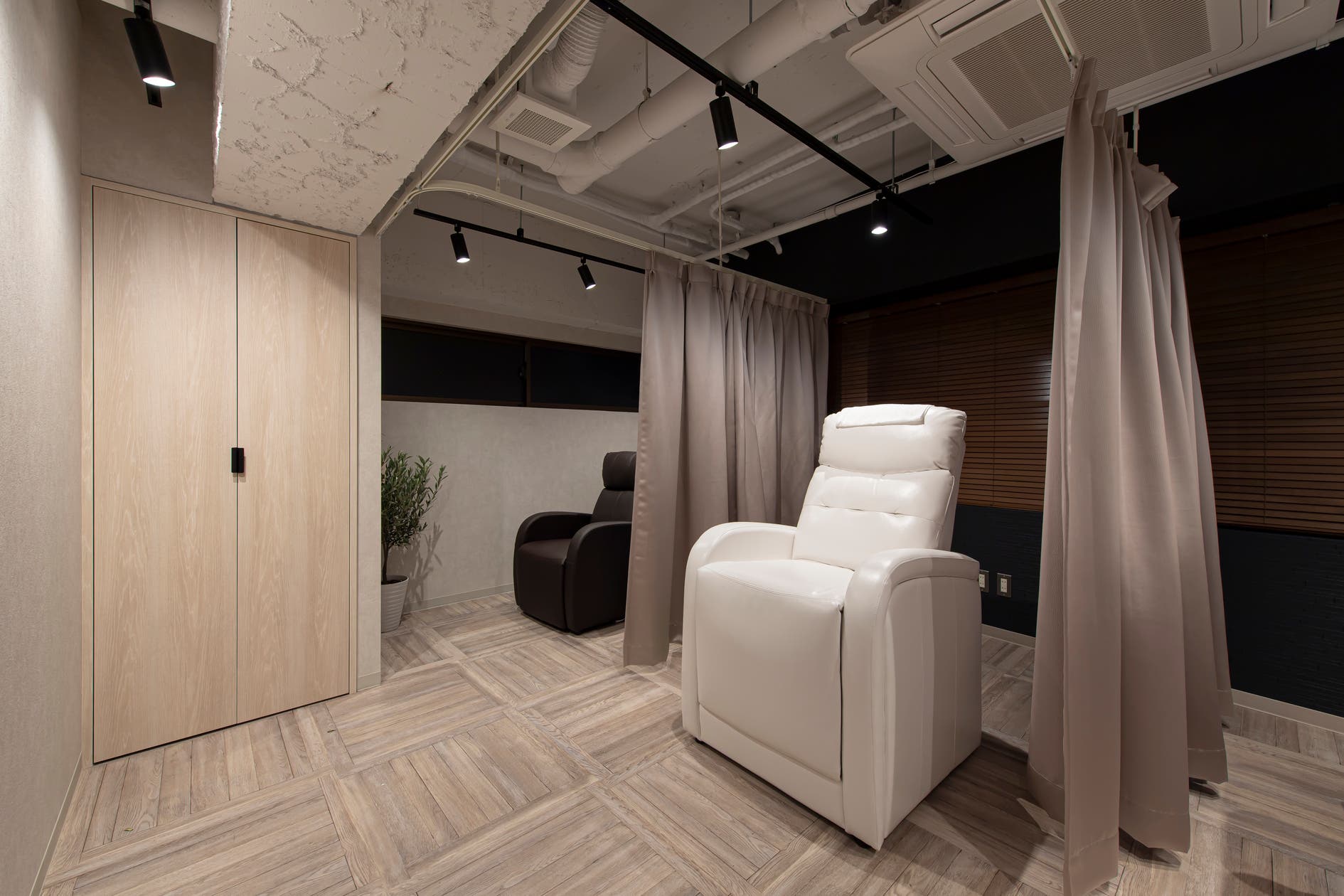 【EARTH 大泉学園店】まつエク専用席★大型サロンに併設されたレンタルサロン✂︎フリーランス/個人練習/美容業に最適♪の写真1