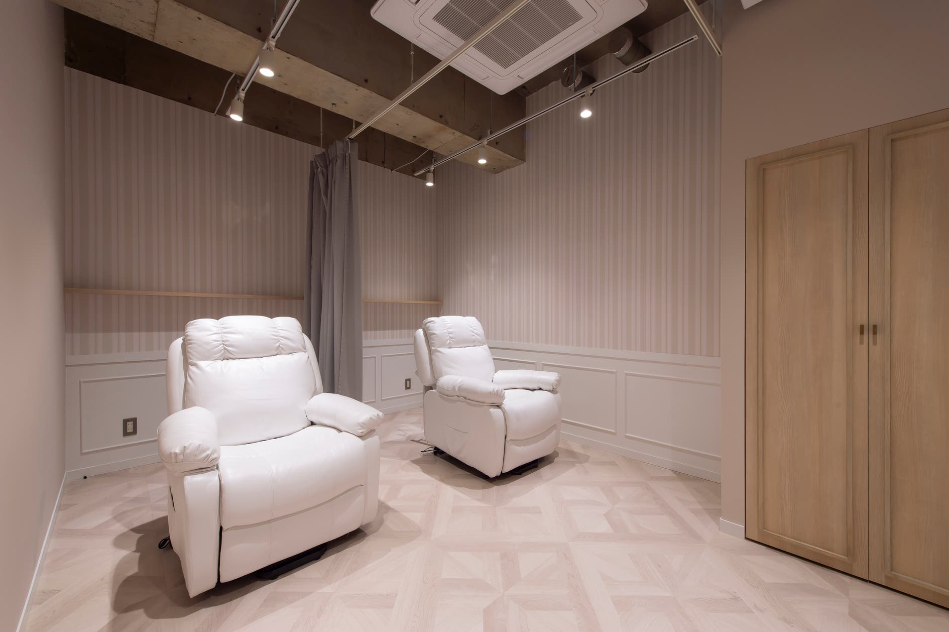 【EARTH 東戸塚店】まつエク専用席★大型サロンに併設されたレンタルサロン✂︎フリーランス/個人練習/美容業に最適♪の写真1