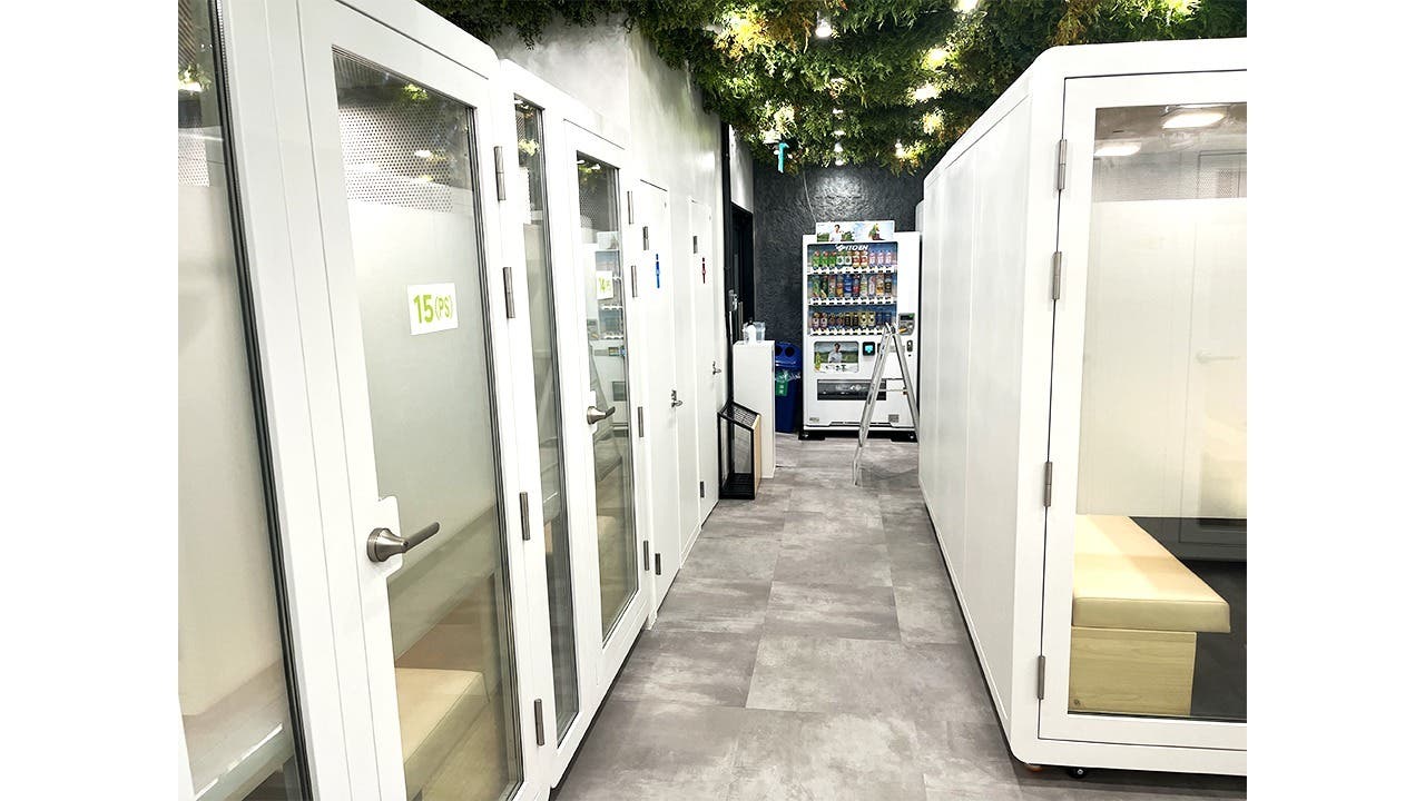 🌟隙間時間の待合室に🌟【銀座駅徒歩5分｜飲み物持ち込みOK｜2PS】24時間営業/座り心地抜群ソファ/無料Wi-Fi/電源の写真16