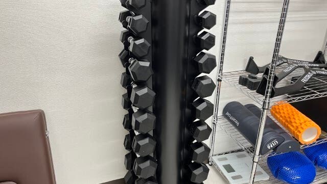 【川崎駅】スミス&マルチケーブル完備!パーソナル向けのレンタルジム スミスマシン(左)の部屋② MIYAZAKI GYM川崎店の写真4