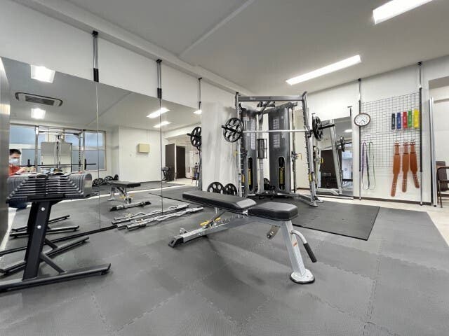 【川崎駅】スミス&マルチケーブル完備！パーソナル向けのレンタルジム　スミスマシン（左）の部屋②　MIYAZAKI GYM川崎店の写真9