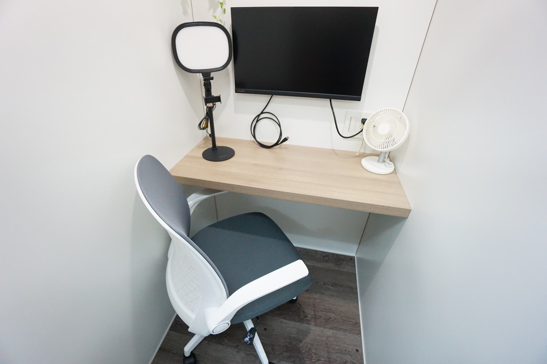 ＜ワークブース本町駅前No.3＞本町駅24番出口目の前✨完全個室🚪Wi-Fi📶モニター🖥電源🔌テレワーク/面接/自習/作業の写真5