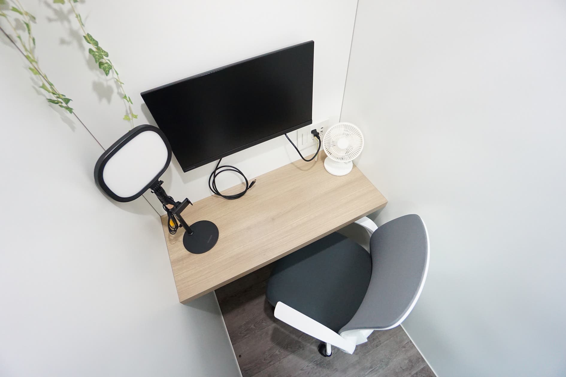 ＜ワークブース本町駅前No.4＞本町駅24番出口目の前✨完全個室🚪Wi-Fi📶モニター🖥電源🔌テレワーク/面接/自習/作業の写真4