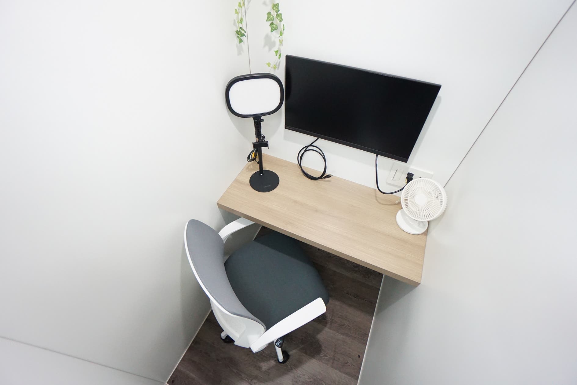 ＜ワークブース本町駅前No.6＞本町駅24番出口目の前✨完全個室🚪Wi-Fi📶モニター🖥電源🔌テレワーク/面接/自習/作業の写真1