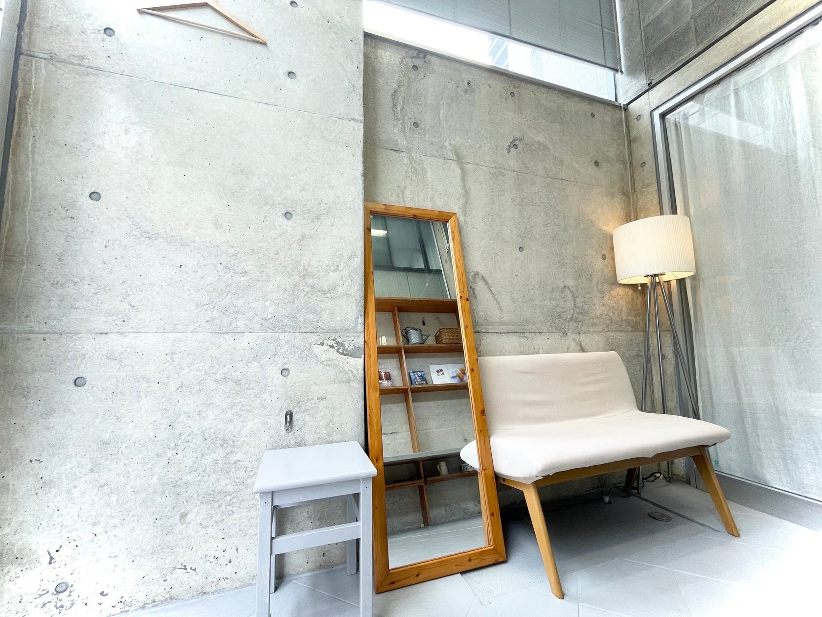 西新宿駅徒歩3分　新宿駅徒歩12分　スタジオ　新大久保　中野坂上　撮影　自然光　展示会　個展　ポートレートの写真1