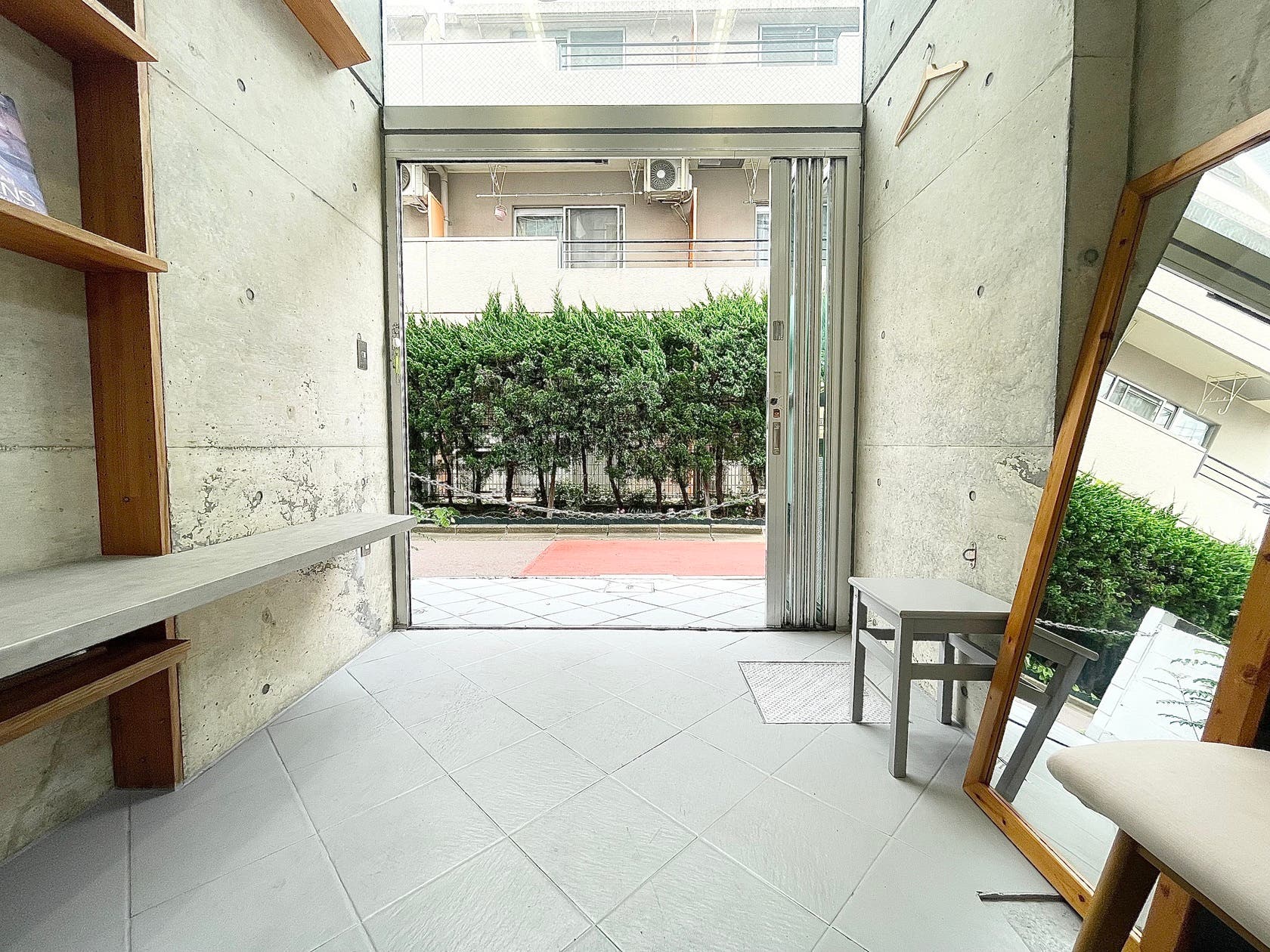 西新宿駅徒歩3分　新宿駅徒歩12分　スタジオ　新大久保　中野坂上　撮影　自然光　展示会　個展　ポートレートの写真3