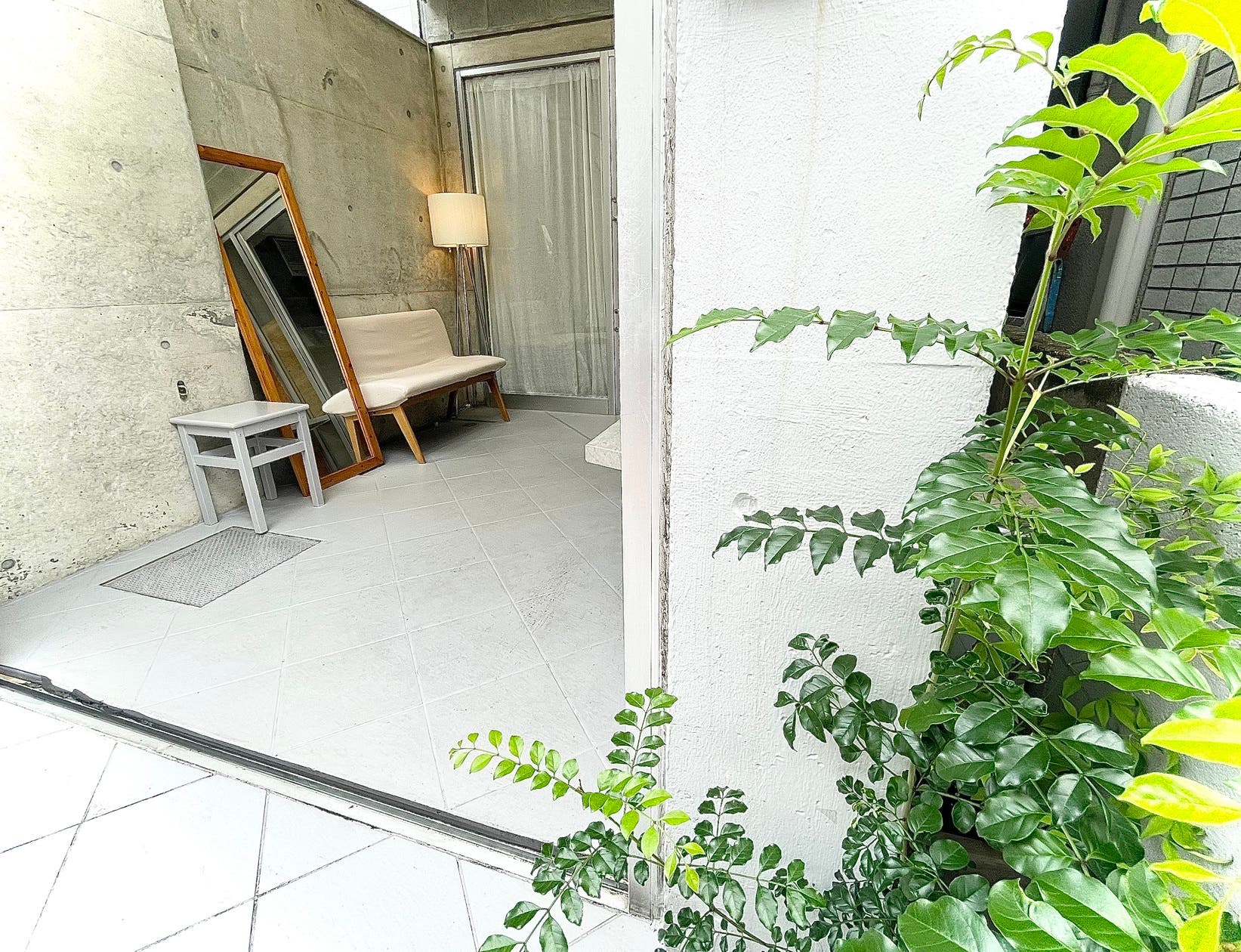 西新宿駅徒歩3分　新宿駅徒歩12分　スタジオ　新大久保　中野坂上　撮影　自然光　展示会　個展　ポートレートの写真4