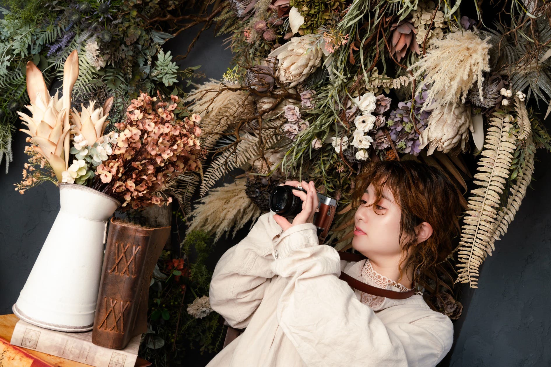 【4m超えドライフラワー造形】本格的撮影スタジオ｜漆喰壁｜レンガ壁｜カーテン装飾｜カフェ板｜タイル床｜アパレル｜背景×10の写真10