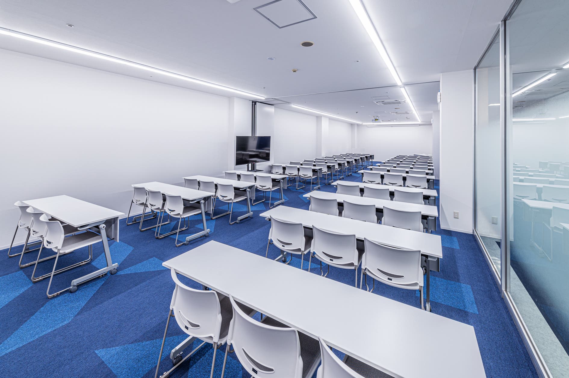 会議室AB（74名着座可能）～天神明治通り沿い、地下鉄天神駅・赤坂駅至近！リッツカールトン福岡真向かいの写真1