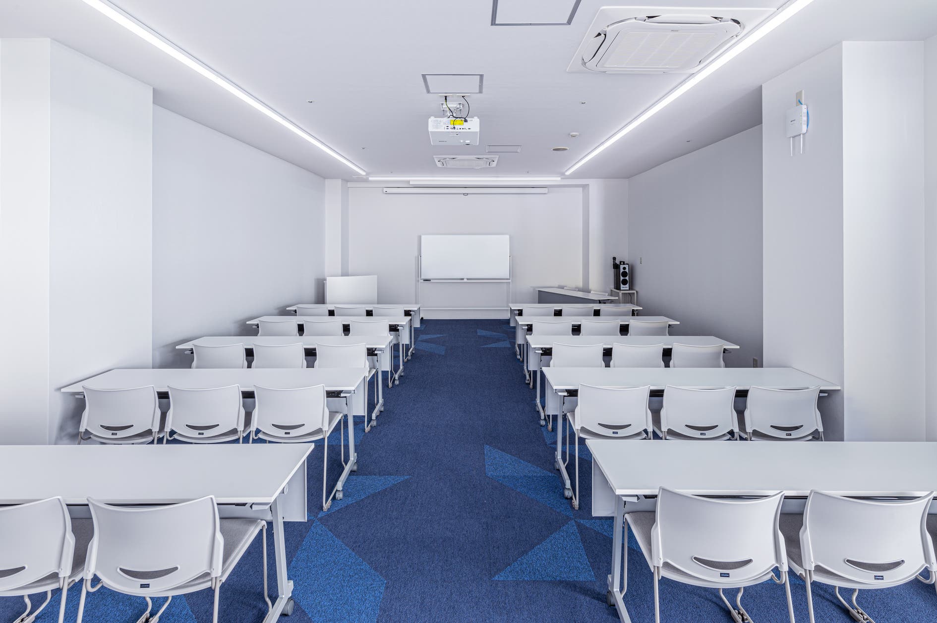 会議室AB（74名着座可能）～天神明治通り沿い、地下鉄天神駅・赤坂駅至近！リッツカールトン福岡真向かいの写真3