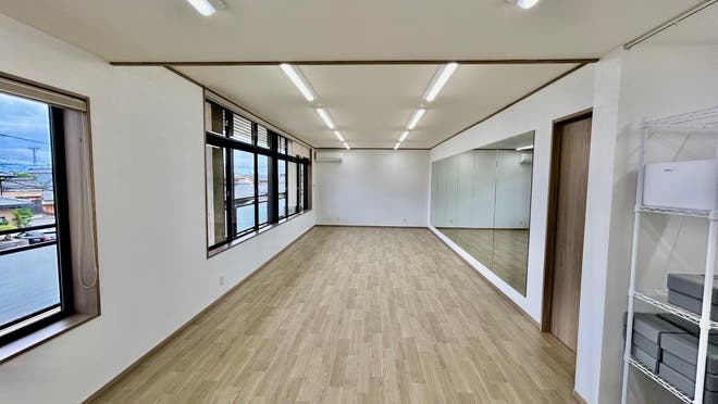 【NEW OPEN】 京都向日市で駐車場(無料)完備 綺麗で広々開放感 大型鏡6台完備 の写真1