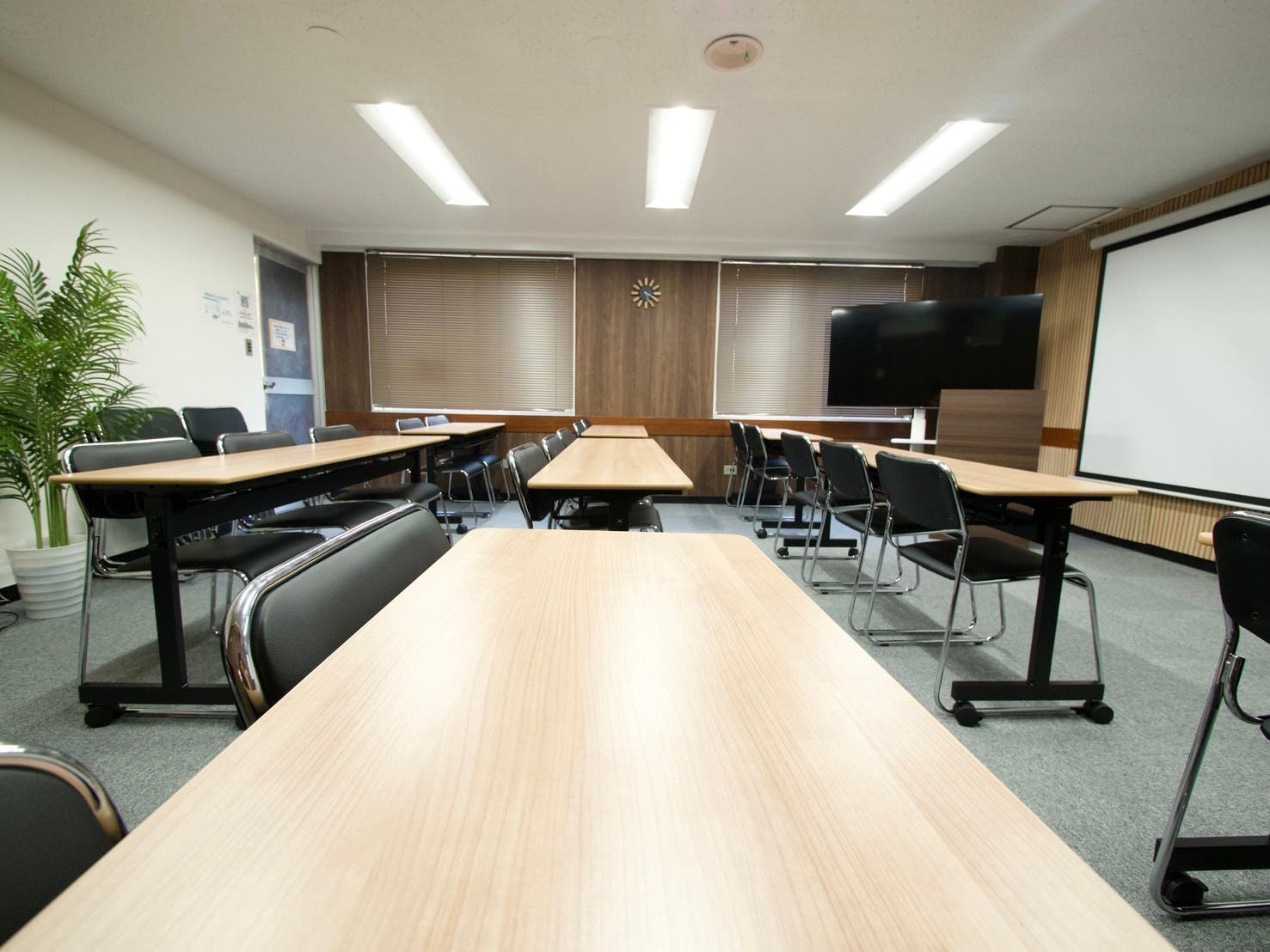 神田駅徒歩1分🚶‍♂️会議・ボドゲ・撮影に人気🎬広々快適｜最大28名着席｜簡単入室｜土足OK｜研修・セミナー[34]の写真5