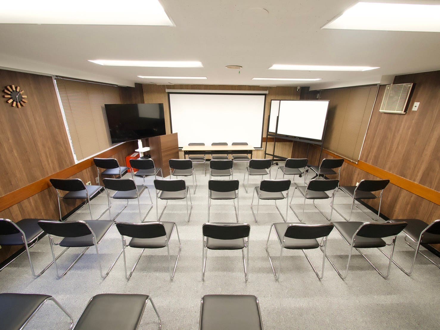 神田駅徒歩1分🚶‍♂️会議・ボドゲ・撮影に人気🎬広々快適｜最大28名着席｜簡単入室｜土足OK｜研修・セミナー[34]の写真3