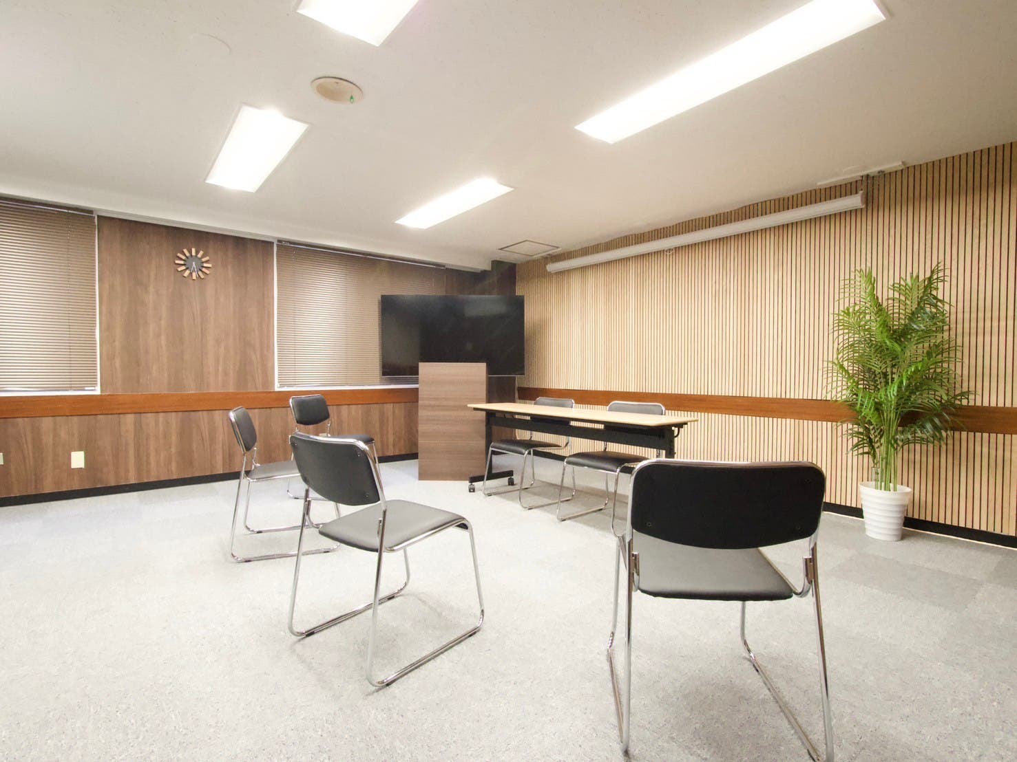 神田駅徒歩1分🚶‍♂️会議・ボドゲ・撮影に人気🎬広々快適｜最大28名着席｜簡単入室｜土足OK｜研修・セミナー[34]の写真4