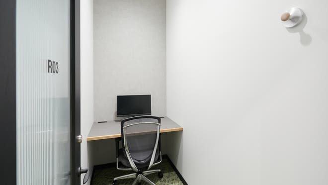 【部屋番号R03】急なWEB会議に対応できる一人用完全個室の写真2