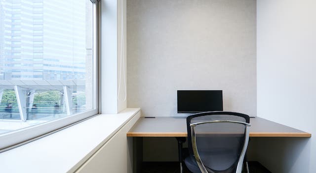 【部屋番号R01】急なWEB会議に対応できる一人用の広々とした窓付完全個室