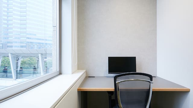 【部屋番号R01】急なWEB会議に対応できる一人用の広々とした窓付完全個室の写真1