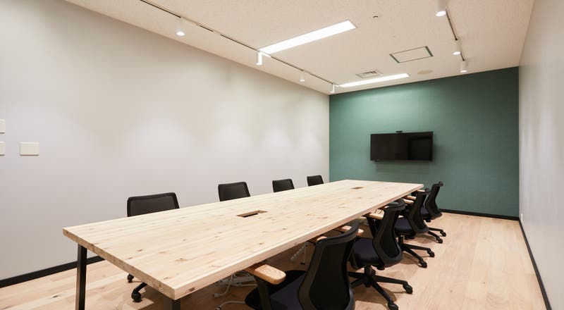 8名用会議室D　木の温もりを体感できる会議室　WAW品川インターシティフロント
