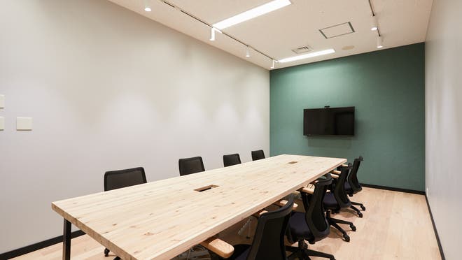 8名用会議室D 木の温もりを体感できる会議室 WAW品川インターシティフロントの写真1