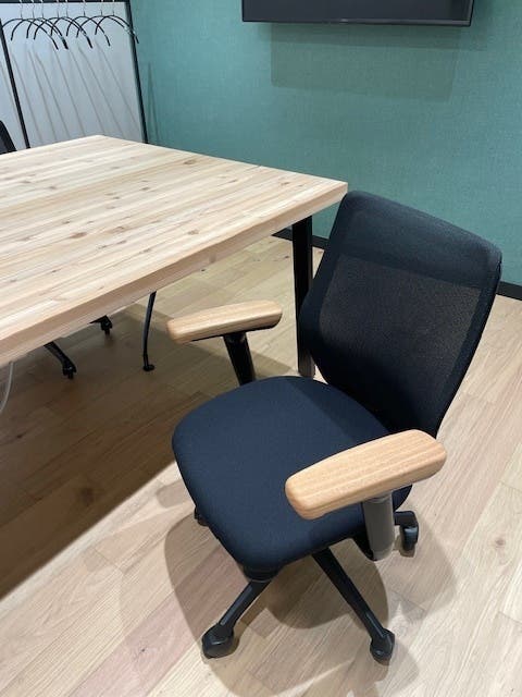 8名用会議室D　木の温もりを体感できる会議室　WAW品川インターシティフロントの写真4