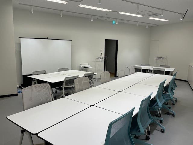レンタルルーム　18名着座可能でレイアウトも自由自在でセミナーや撮影配信に！の写真5