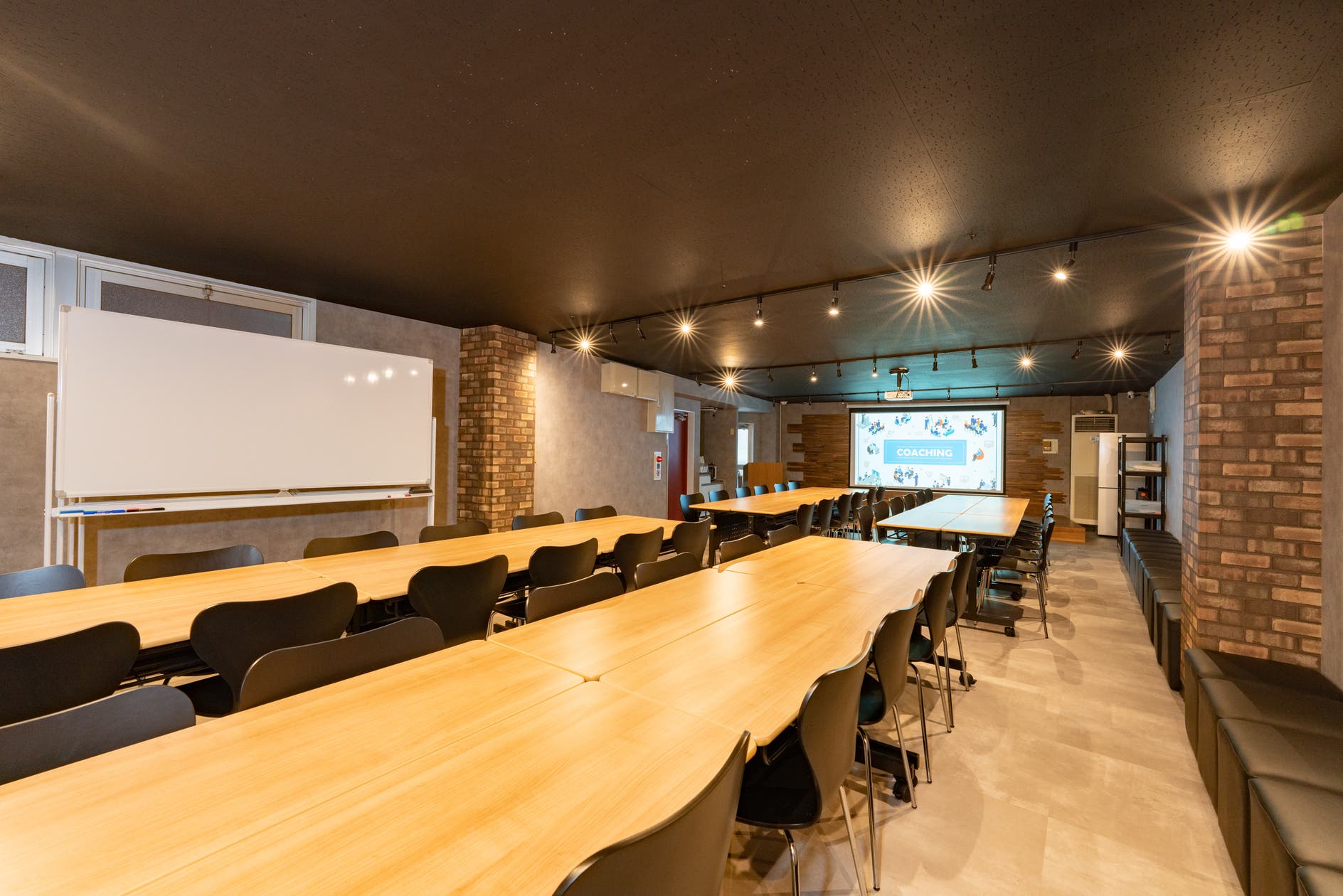 新橋/汐留8分✨席数84、立食100名⭕️飲食/120㌅画面/ゴミ処理/会議/懇親会/歓送迎会/セミナー【SS01】の写真1