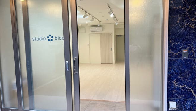 木場駅から徒歩6分。清潔感のあるレンタルスペースです。の写真2