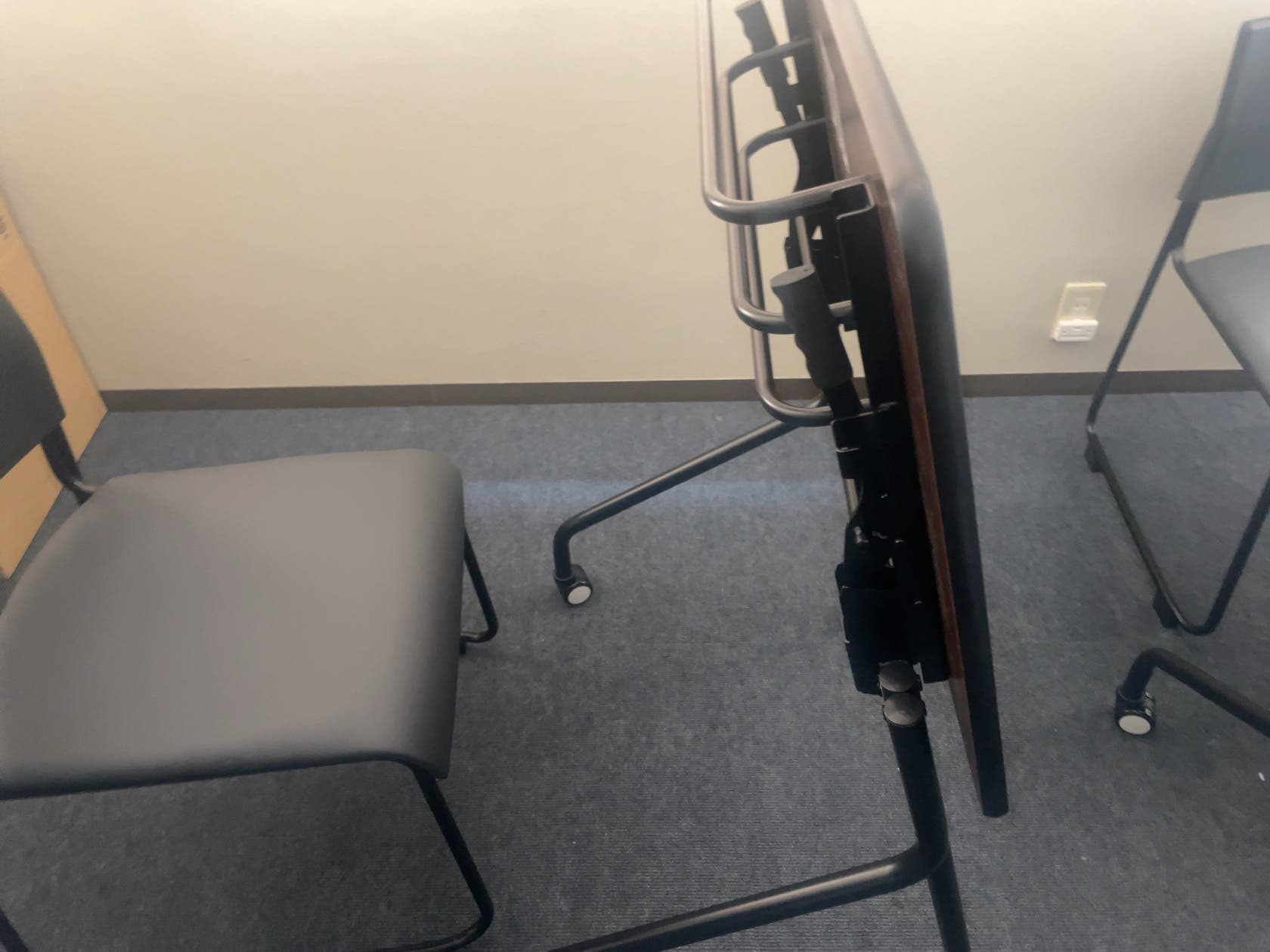 一人用折り畳み式研修デスクの画像3