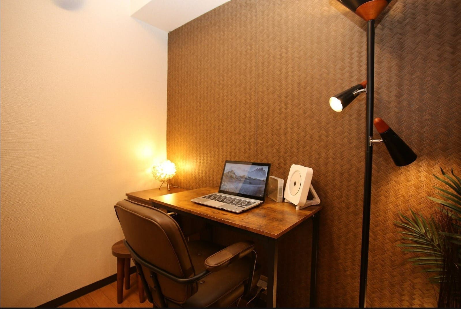 【五反田駅より徒歩3分】今すぐ予約/ゴミ捨て無料！/CDプレーヤー（癒しCD5枚）バリ風ワークスペース✨😄/[11]の写真1