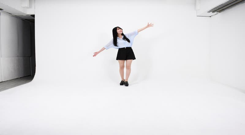 白ホリゾント撮影スタジオ。天井高2.7m。ストロボ・カラーLED・ソフトボックス・スタンドなど豊富な撮影機材。 