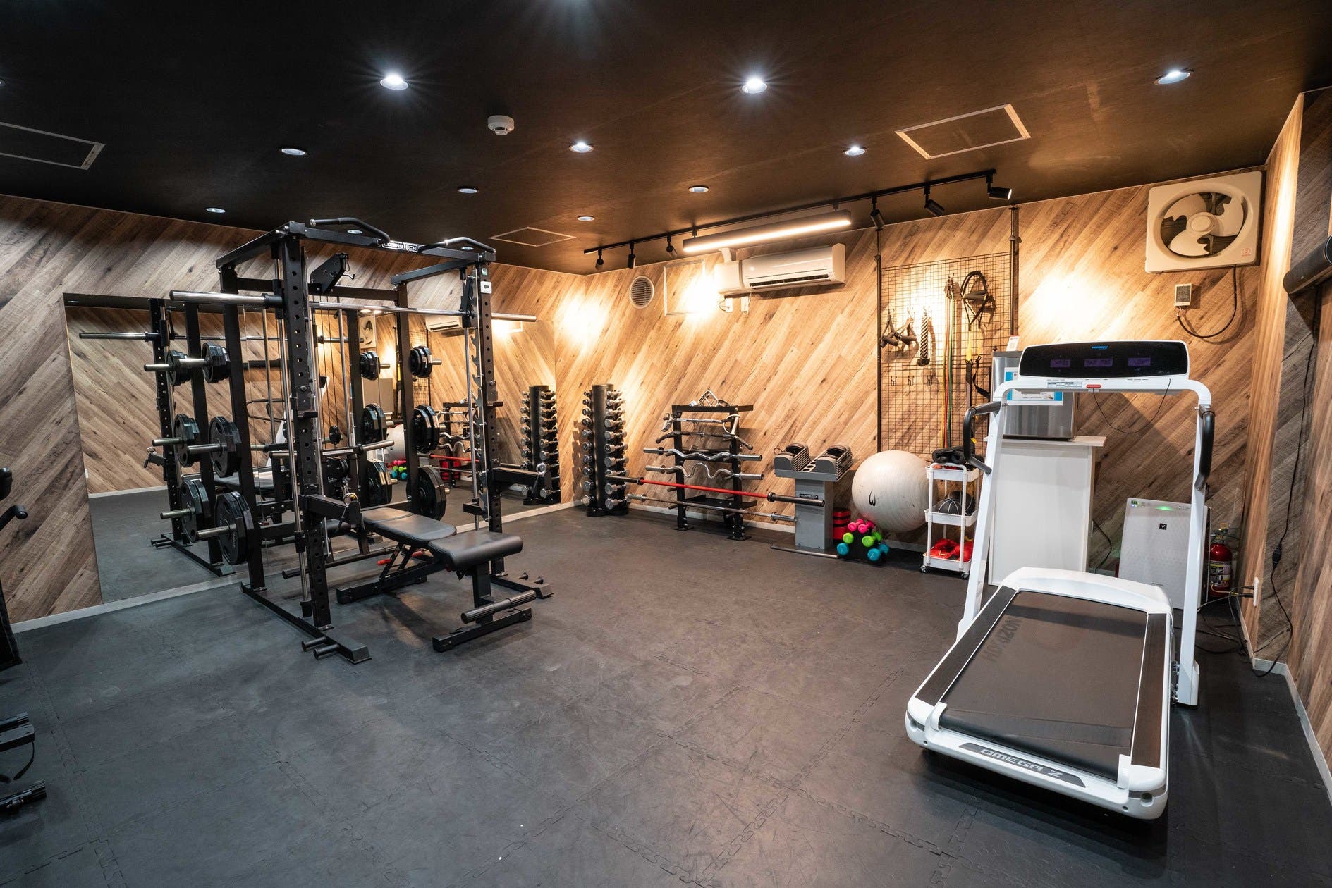 広々空間！【藤沢駅徒歩3分】『ルームランナー／施術ベッド有』完全個室・24時間利用のレンタルジムの写真1