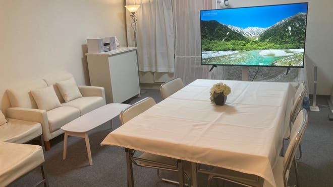 広島レンタルスペース ✨1名~8名迄・大型TV・wifi✨女子会・オフ会・打合せ・オンライン・推し活・セミナー・勉強読書・飲食可の写真1