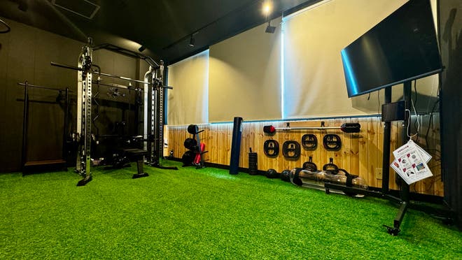 【大通駅徒歩3分/レンタルジム】スミス&ケーブルマシン完備!大型ミラー越しにダンス|ヨガ・ピラティスにも最適の写真1