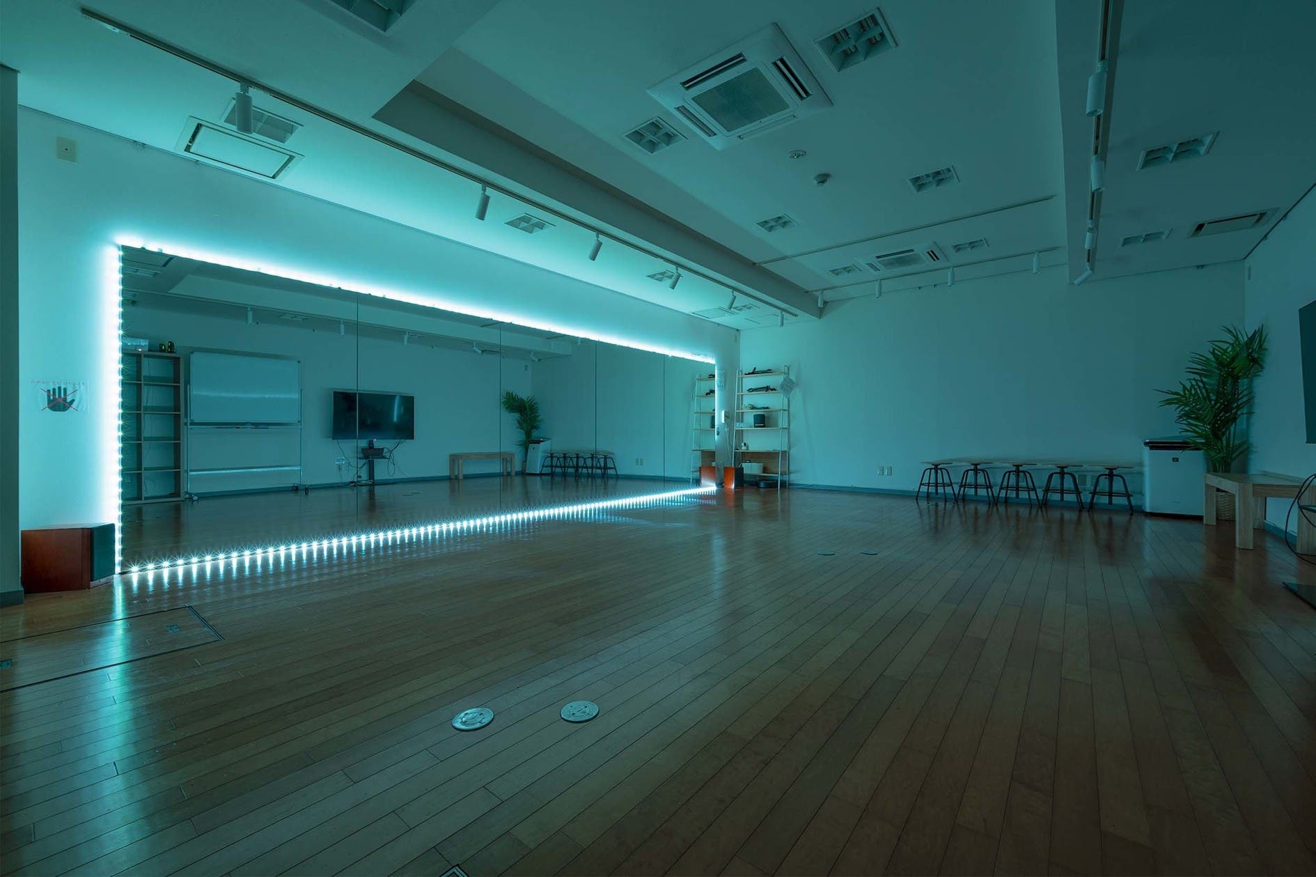 🉐24時間営業！三鷹駅徒歩6分 約50㎡のスタジオ／幅6m大型鏡 ダンス・ヨガ・ビジネス・セミナー・舞台・武道・撮影など多目的の写真4