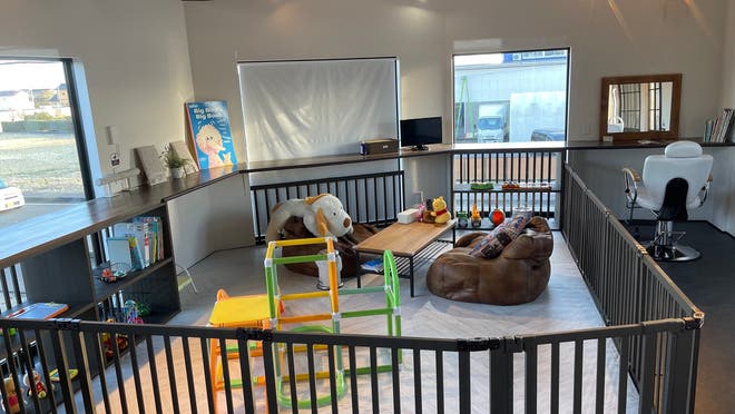 キッズルーム・キッチン付きカフェスペース。駐車場たっぷり完備。タバコルーム完備。お皿も無料でご用意しております。の写真18