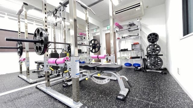 【赤坂駅3分】パワーラックを中心に機材完備!明るい個室レンタルジム MIYAZAKI GYM赤坂店の写真1