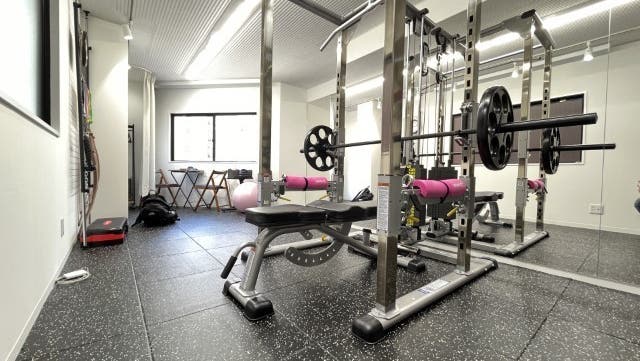 【赤坂駅3分】パワーラックを中心に機材完備!明るい個室レンタルジム MIYAZAKI GYM赤坂店の写真2