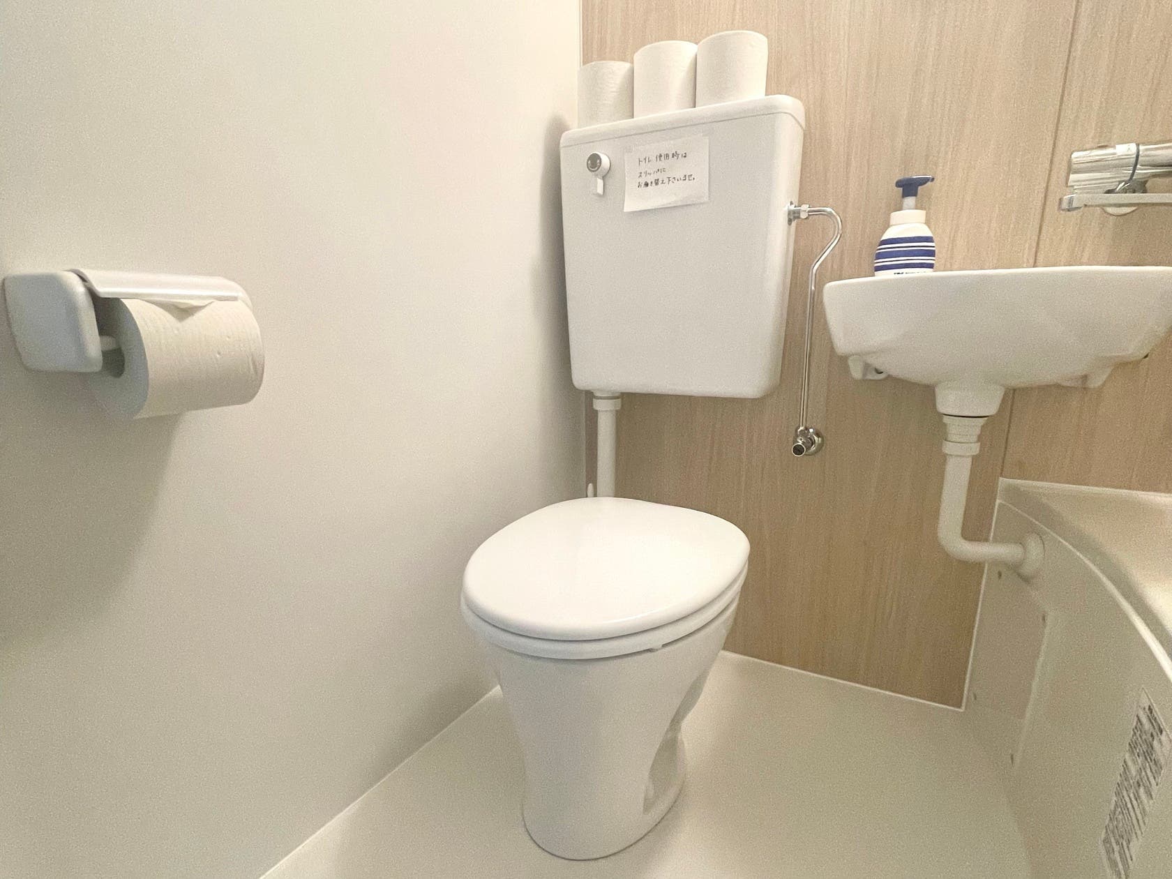 【新大阪駅東口１０秒❗️駅目の前】トイレ改装済⭐️無料WiFi⚡️プロジェクター無料貸出中✨個室・会議・面談《SS新大阪617》の写真10