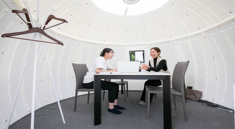 【広々ダイニングテーブルで食事会、作業に最適】【無料高速Wi-Fi】【ドームハウス１基貸し切り、完全個室のレンタルスペース