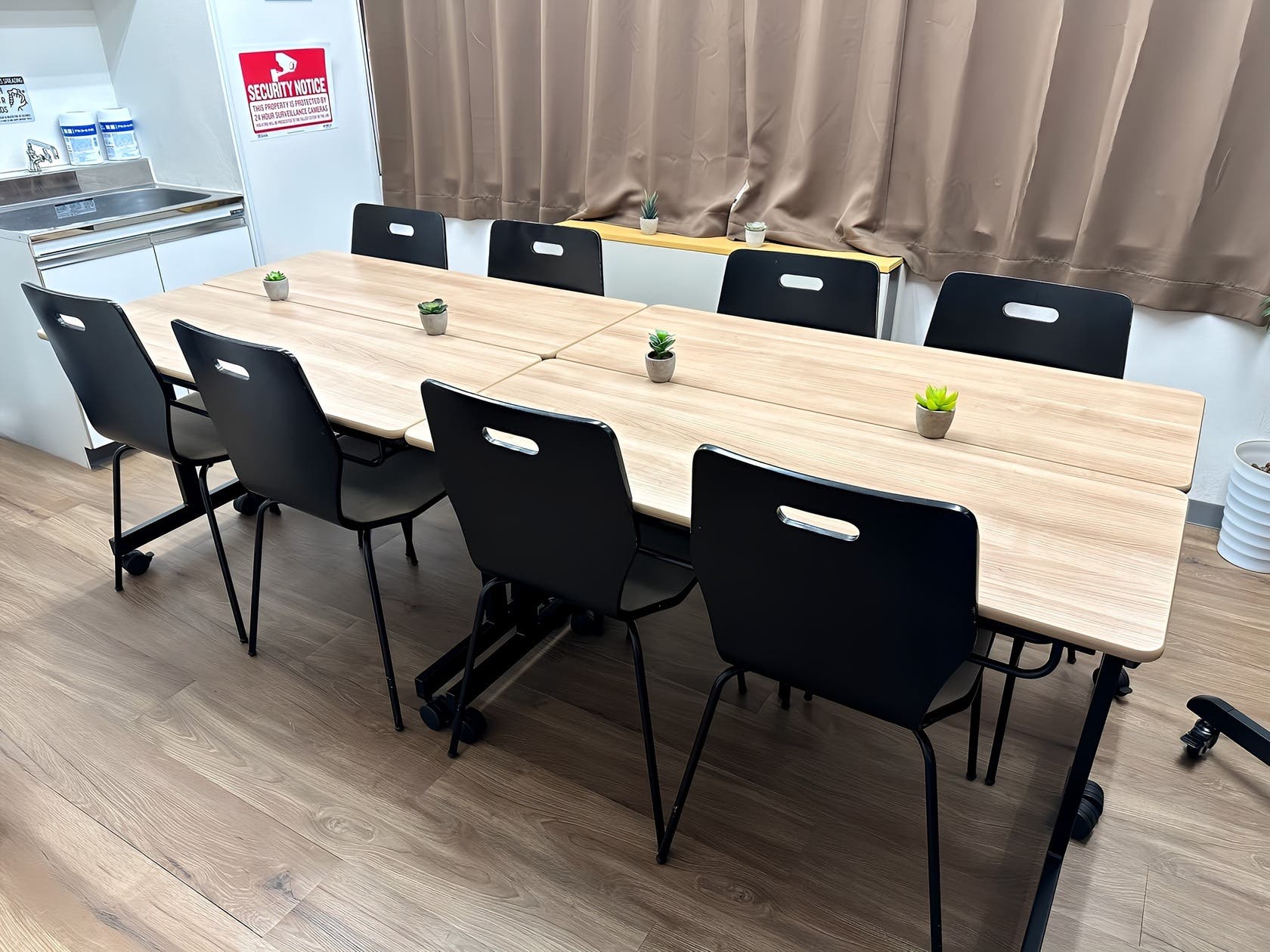 当日予約20%OFF!／🚃新橋駅徒歩１分20秒！／会議・テレワーク／📷撮影／🍔飲食可🧋／【nikotto room新橋】の写真3