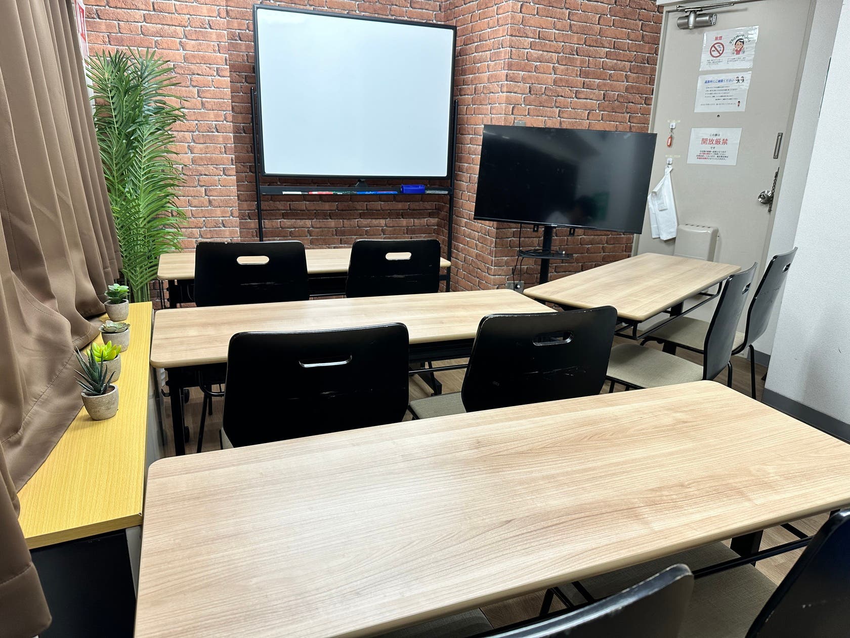 当日予約20%OFF!／🚃新橋駅徒歩１分20秒！／会議・テレワーク／📷撮影／🍔飲食可🧋／【nikotto room新橋】の写真4