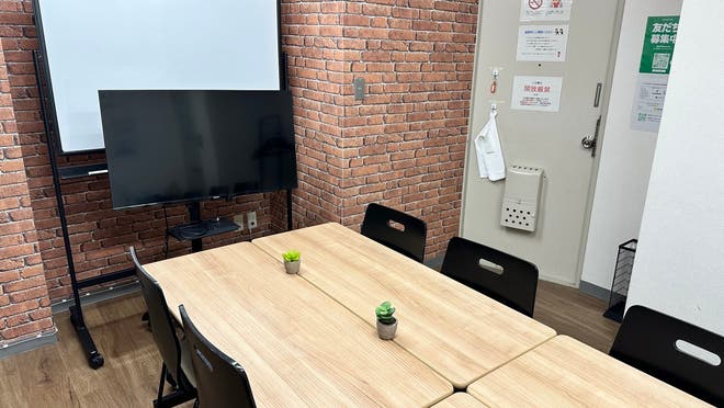 当日予約20%OFF!/🚃新橋駅徒歩1分20秒!/会議・テレワーク/📷撮影/🍔飲食可🧋/【nikotto room新橋】の写真2