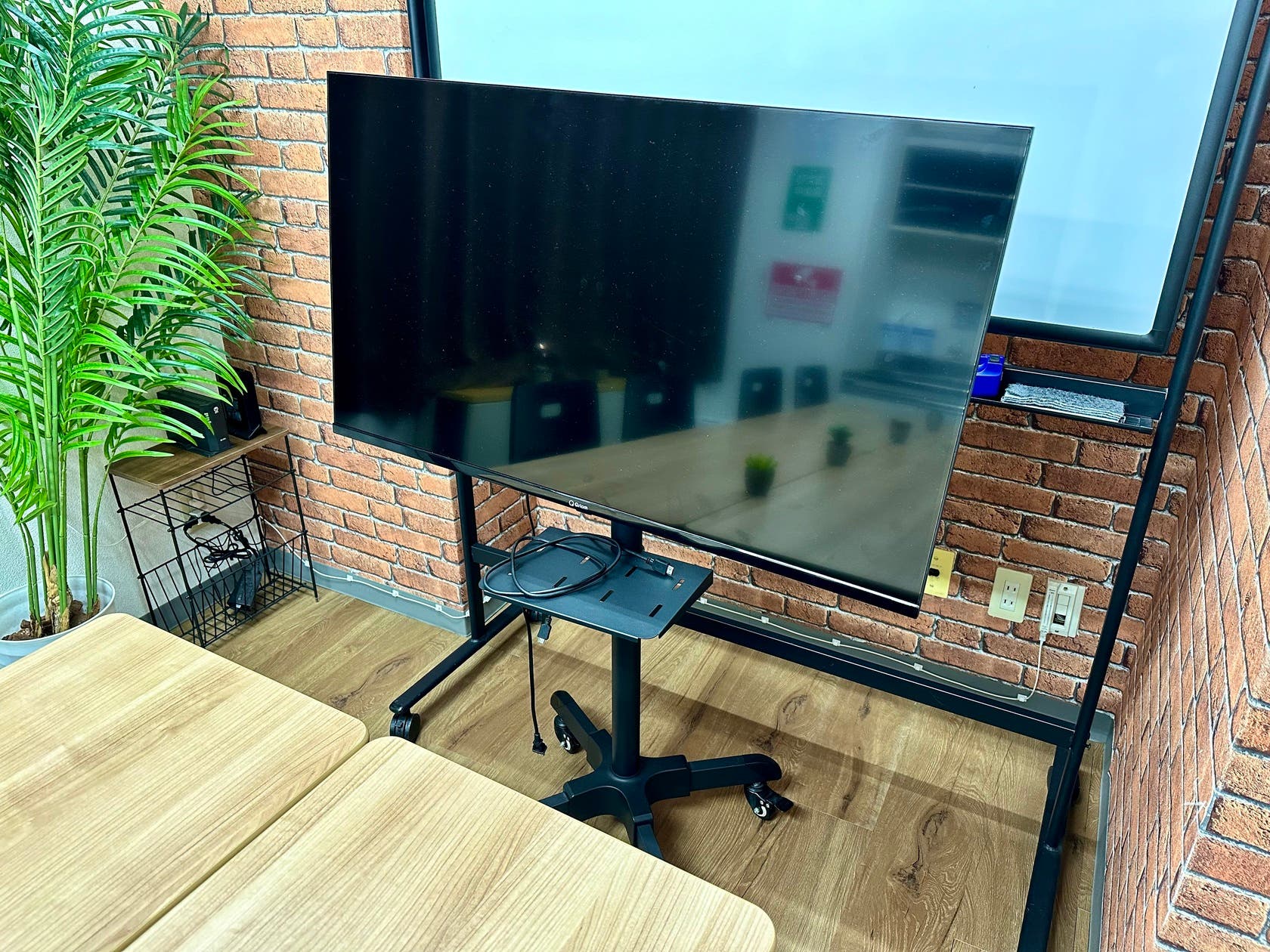 当日予約20%OFF!／🚃新橋駅徒歩１分20秒！／会議・テレワーク／📷撮影／🍔飲食可🧋／【nikotto room新橋】の写真7