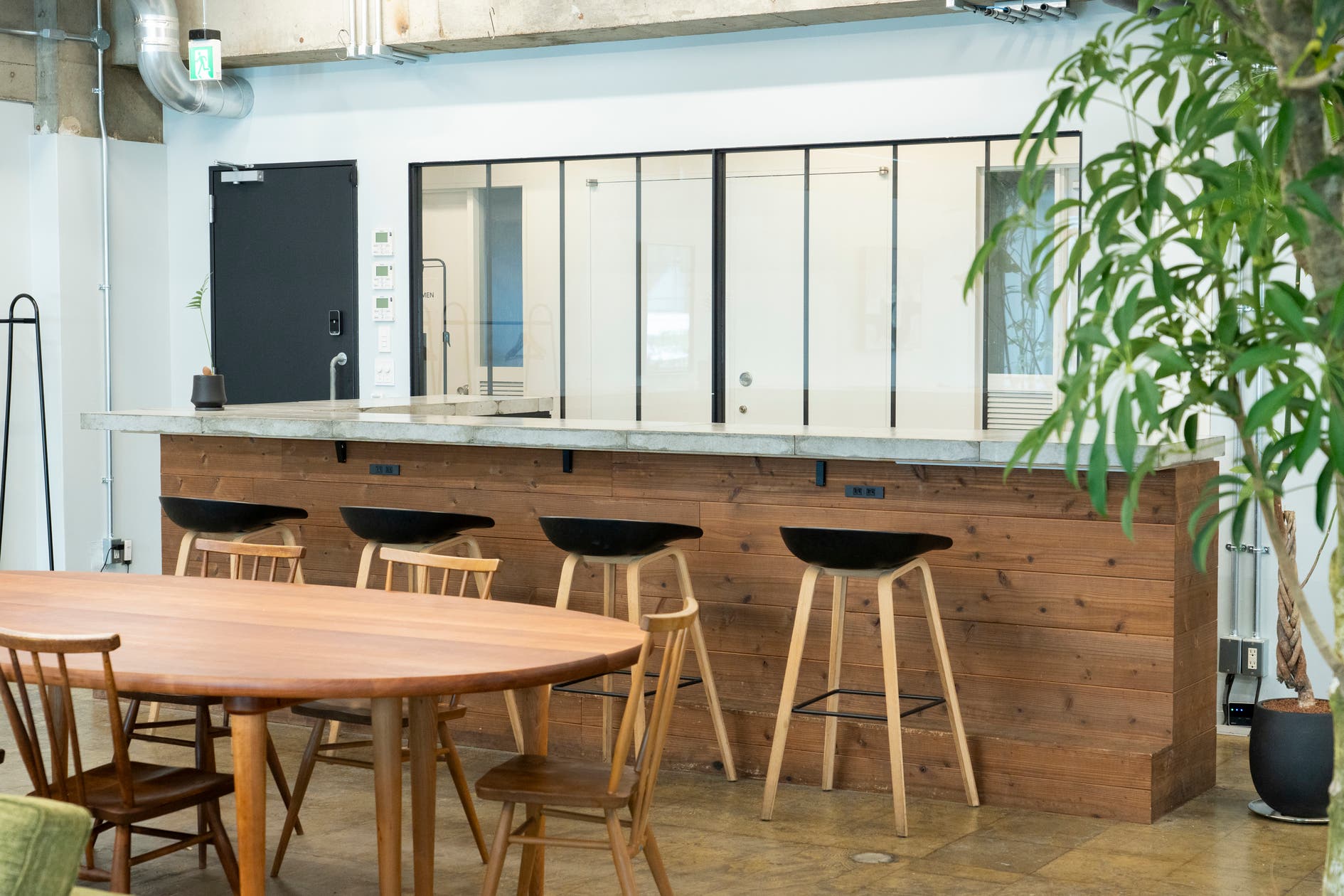 【永田町駅2分・100名対応】忘年会/新年会/セミナーにオススメ｜こだわりのインテリア｜212㎡の広々空間の写真7