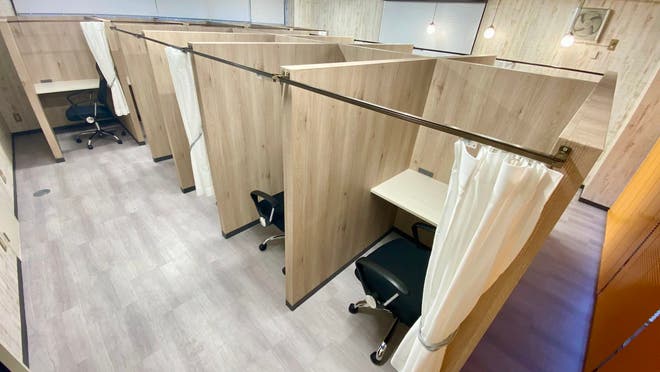 【白山駅徒歩1分】静かで清潔、集中しやすい半個室ブースの自習室・ワークスペースの写真1