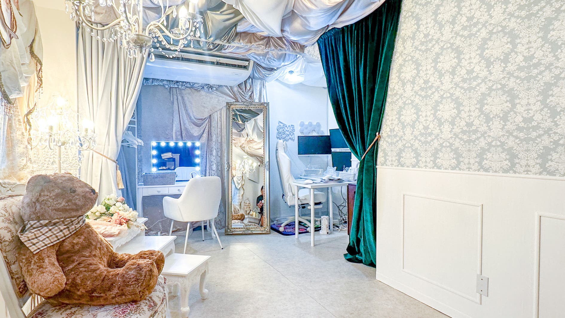 🎄クリスマスコス🪅ゴシック👠×白家具×ゲーミングブース🚥｜メイク＆更衣室完備｜撮影機材無料｜ヴェール秋葉原[30]の写真7