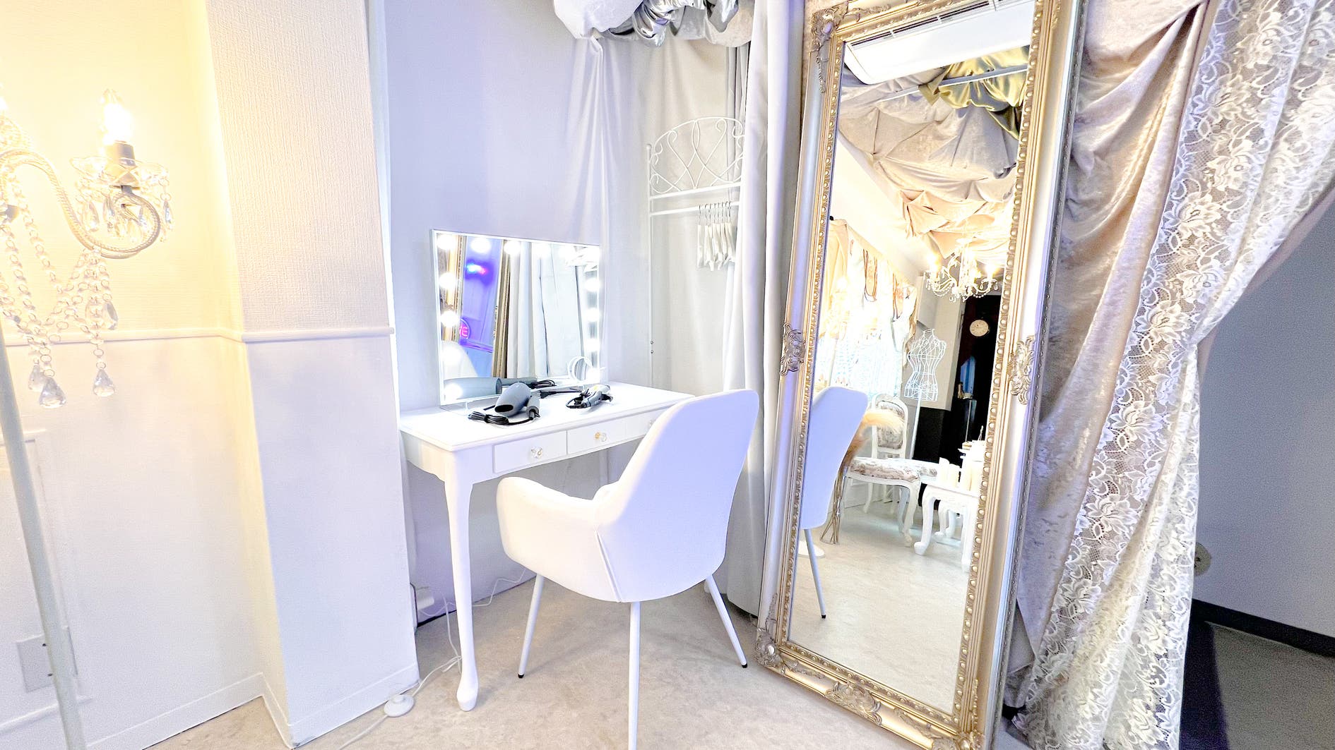 🎄クリスマスコス🪅ゴシック👠×白家具×ゲーミングブース🚥｜メイク＆更衣室完備｜撮影機材無料｜ヴェール秋葉原[30]の写真4