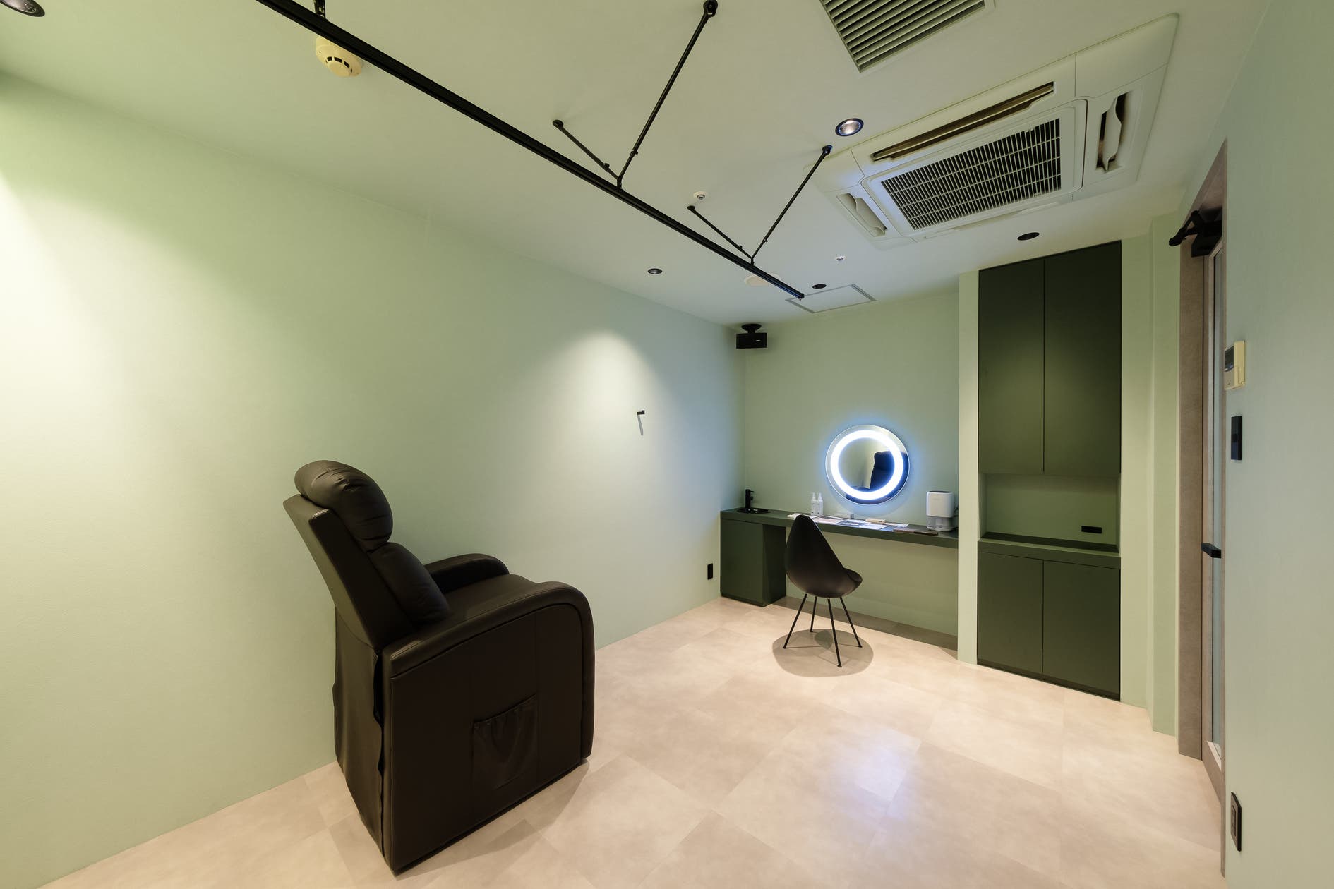 【EARTH 長野駅前店】ネイル専用席★大型サロンに併設されたレンタルサロン✂︎フリーランス/個人練習/美容業に最適♪の写真2