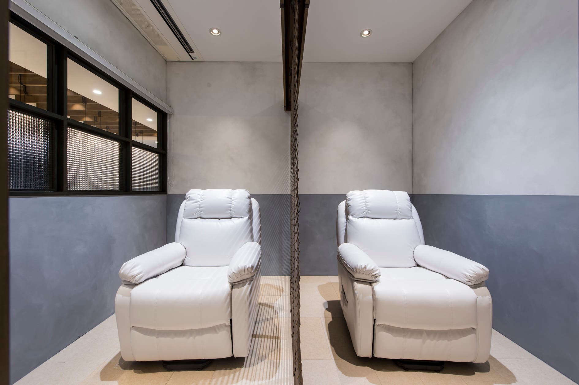 【EARTH 東久留米店】ネイル専用席★大型サロンに併設されたレンタルサロン✂︎フリーランス/個人練習/美容業に最適♪の写真1