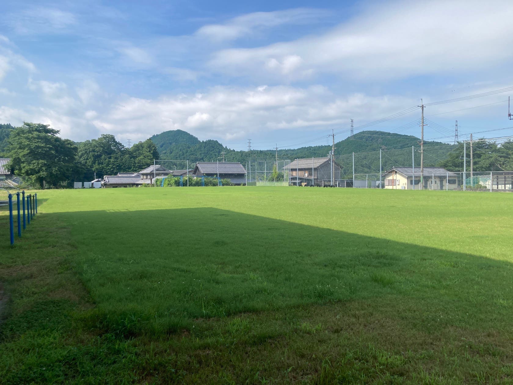 天然芝で遊べる！ 旧鮎河小学校グラウンドの写真2